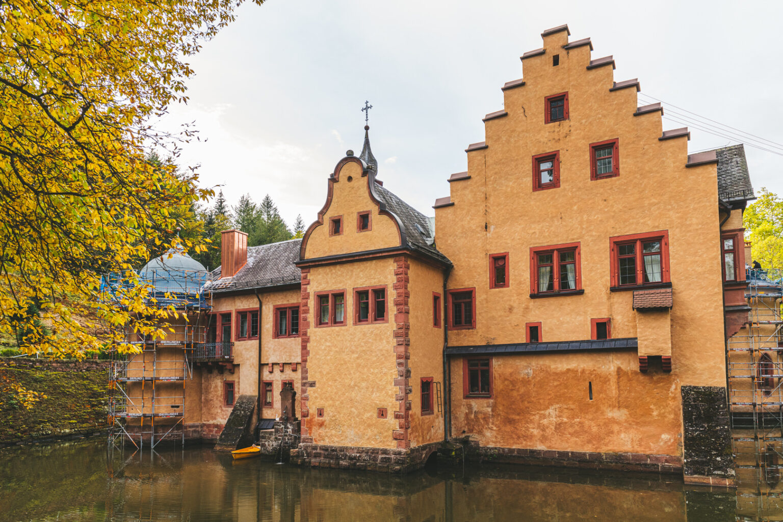 Spessart: Wandern und Sehenswürdigkeiten Schloss Mespelbrunn ...